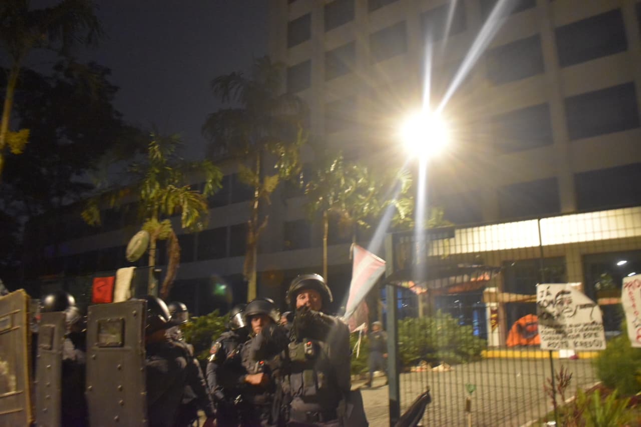 PM invade reitoria da USP de madrugada, aponta arma para estudantes ...